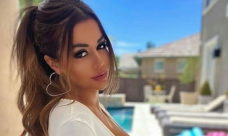 Julianne Kissinger: The Iconic Social Influencer | ApzoMedia